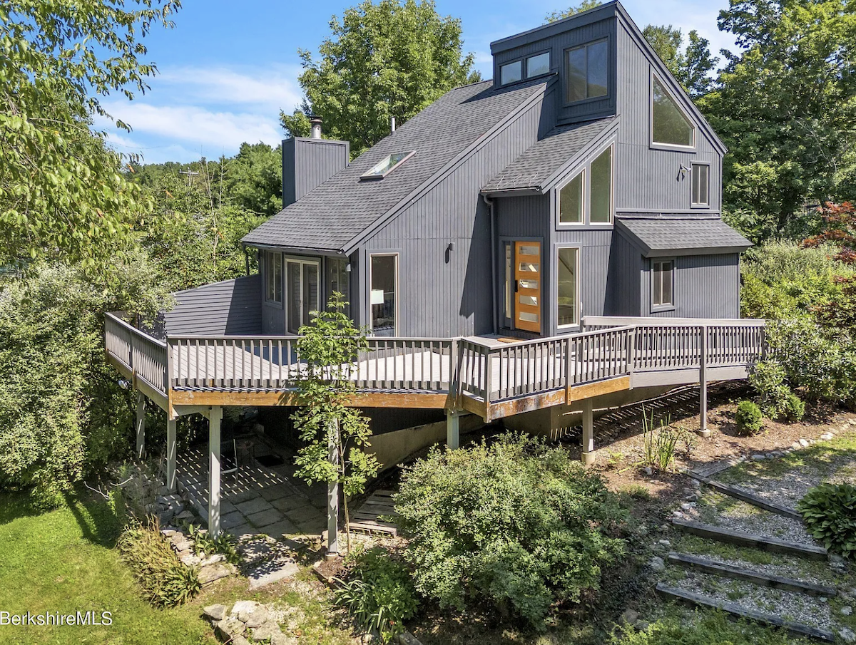 Modern Clam River Retreat in Sandisfield